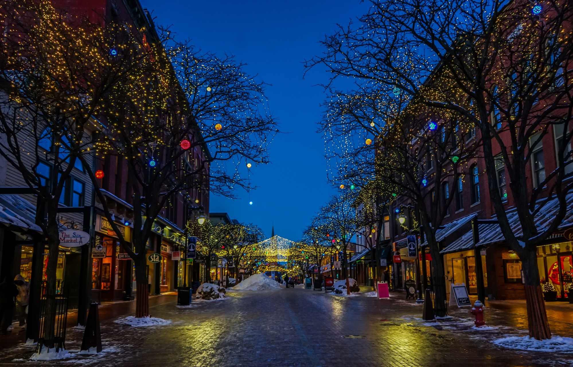 Vivid winter street - OGQ Backgrounds HD